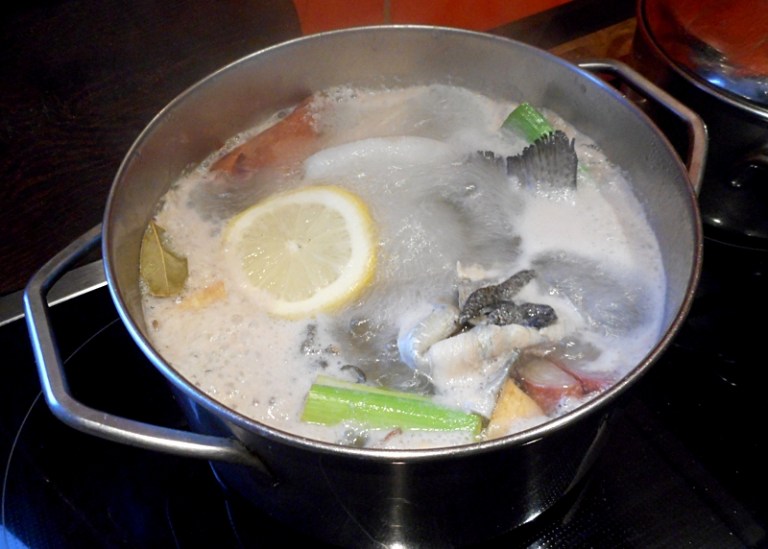 Feine Fischsuppe mit Safran (inkl. hausgemachter Fischsud) | Herr ...
