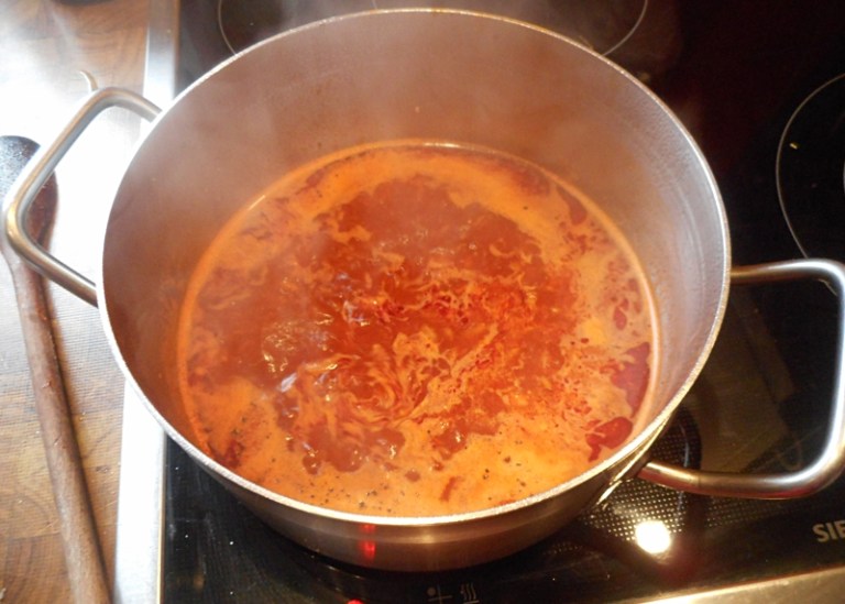 Hühnerfleisch-Gulasch mit Nockerl | Herr Peschka kocht ...