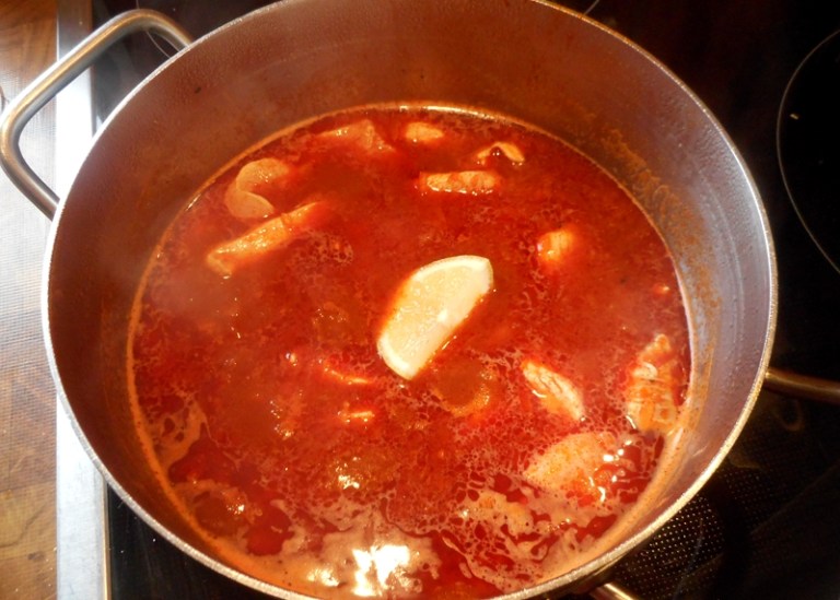 Hühnerfleisch-Gulasch mit Nockerl | Herr Peschka kocht ...
