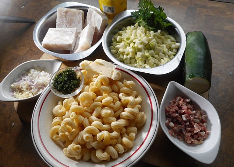 Seefisch gebraten mit Zucchini-Speckhörnchen | Herr Peschka kocht ...