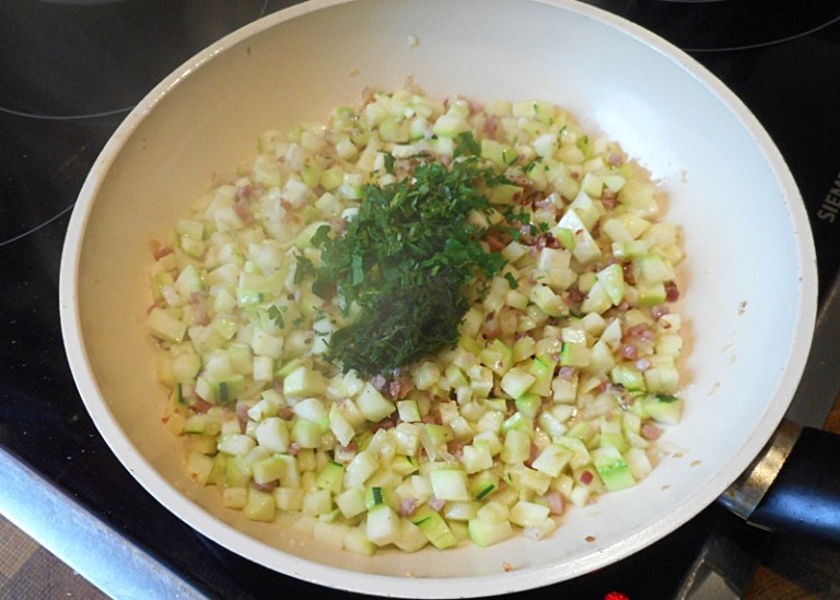 Seefisch gebraten mit Zucchini-Speckhörnchen | Herr Peschka kocht ...