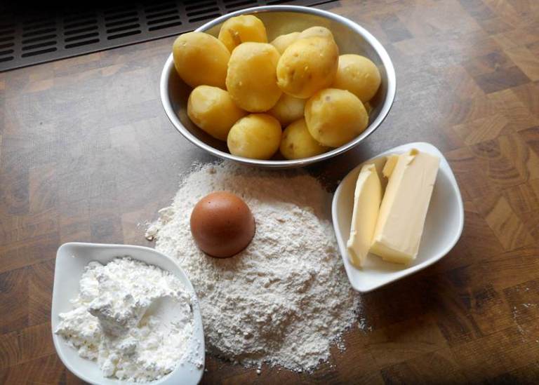 Mohnknödel mit Vanillesauce | Herr Peschka kocht ...